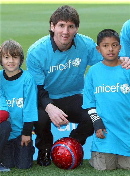 UNICEF subasta una camiseta de Messi para ayudar a los niños de África ...