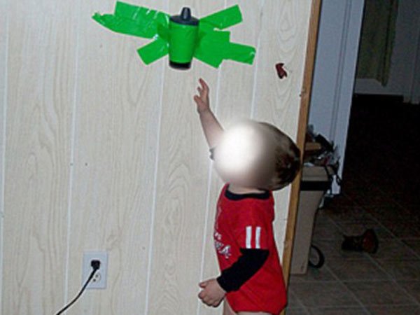 Impresionantes fotos de un hijo pegado a la pared como castigo ...