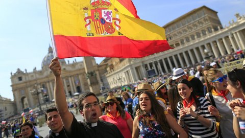 Los españoles, más felices y menos practicantes - Periodista Digital