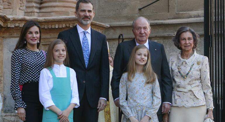 La Familia Real española posa al completo en la Catedral de Palma ...