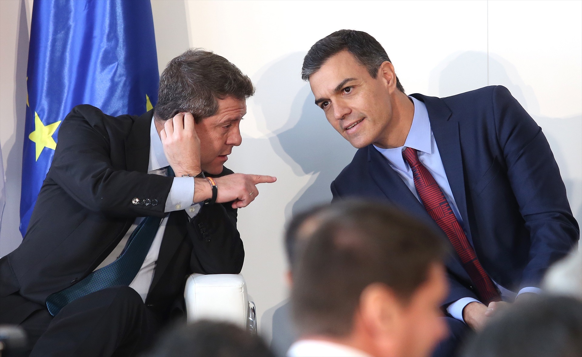 El PSOE, en llamas por la abrupta 'separación' de García-Page y Pedro ...