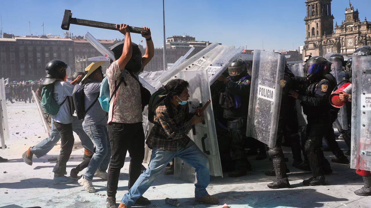 Brutal choque con la Policía frente al Palacio Nacional tras protestas ...
